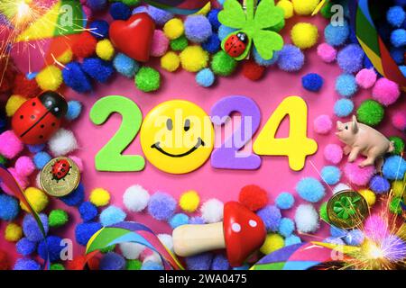 L'année 2024 avec Smiley, Symbol photo nouvel an 2024 Photo Stock - Alamy