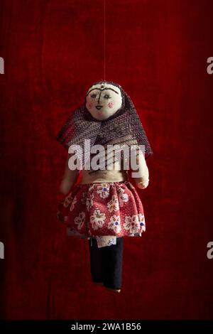 Marionnette persane du 19e siècle de Nain représentant le personnage de ...
