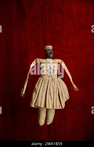 Marionnette persane du 19e siècle de Nain, représentant un personnage ...