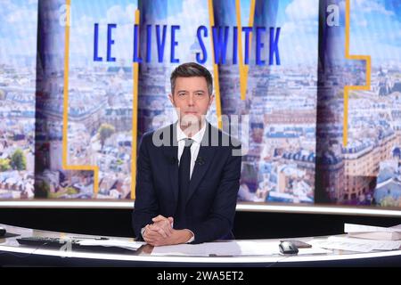 Le journaliste français Maxime Switek présente la nouvelle émission ...