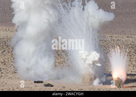 Des obus d'artillerie tirés d'un obusier de 155 mm remorqué M777 ...