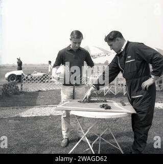 1962, historique, un jeune homme, tenant un casque, avec instructeur ...
