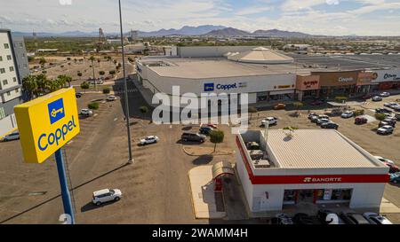Panneau publicitaire, panneau publicitaire du magasin Coppel, et vue ...