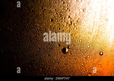 Bulles créées à l'aide de savon et d'eau mélangés dans de l'huile de ...