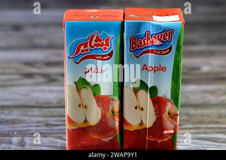 Le Caire, Egypte, janvier 2 2024 : Bashayer pomme boisson aux fruits, le jus de pomme est un jus ...
