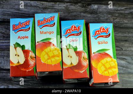 Le Caire, Egypte, janvier 2 2024 : Bashayer pomme boisson aux fruits, le jus de pomme est un jus ...