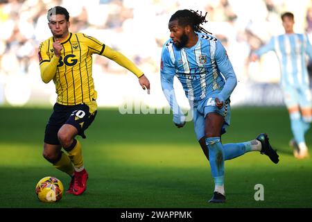Ruben Rodrigues d'Oxford United (à droite) en action lors du match de ...