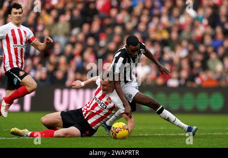 Daniel Ballard de Sunderland (à gauche) et Alexander Isak de Newcastle ...