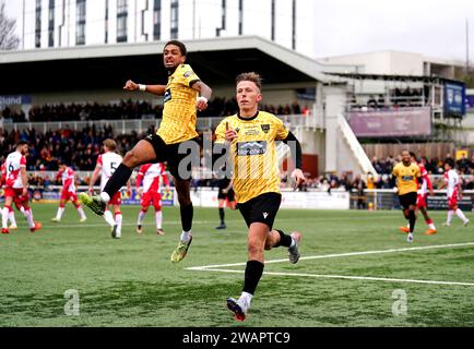 Sam Corne (à droite) de Maidstone United célèbre après avoir marqué le ...