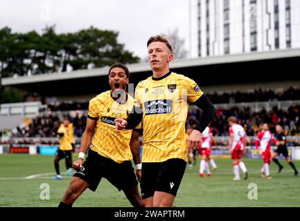 Sam Corne (à droite) de Maidstone United célèbre après avoir marqué le ...
