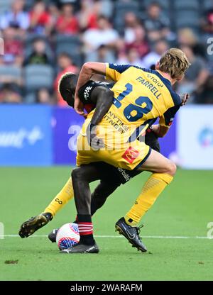 Jacob Brett Farrell (à droite) des Central Coast Mariners et Valentino ...