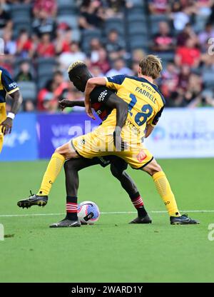 Jacob Brett Farrell (à droite) des Central Coast Mariners et Valentino ...