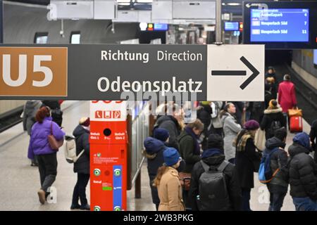 08-01-2024 München, Personen auf Rolltreppen zur U-Bahn, MVV, MVV ...