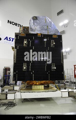 Base aérienne de VANDENBERG, Californie -- le carénage de charge utile ...