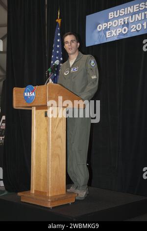 CAP CANAVERAL, Floride. – Les chefs d’entreprise visitent les stands ...