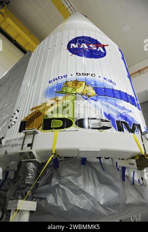 Base aérienne de VANDENBERG, Californie -- le carénage de charge utile ...