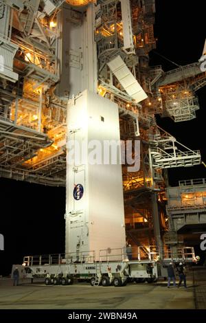 CAP CANAVERAL, Floride. -- Un bidon, transportant le spectromètre ...