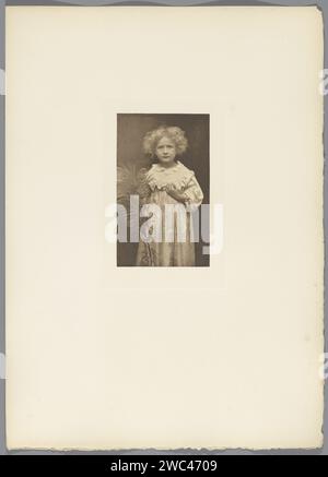 Portrait d'un enfant inconnu avec une plume de paon, Walter L. Colls, c ...