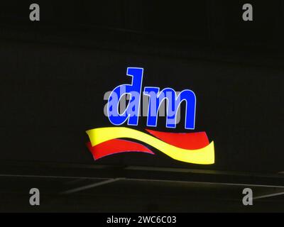 Logo, Schriftzug der Drogeriemarktkette dm an einer filiale, ist der ...