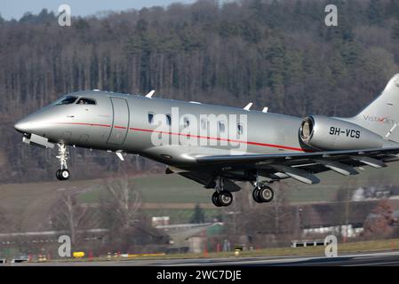 Ein Learjet vom Typ Bombardier Challenger 350 mit der Registrierung 9H ...