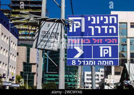 Tel Aviv, Israël - 16 janvier 2024 panneau de rue dans les rues de la ...