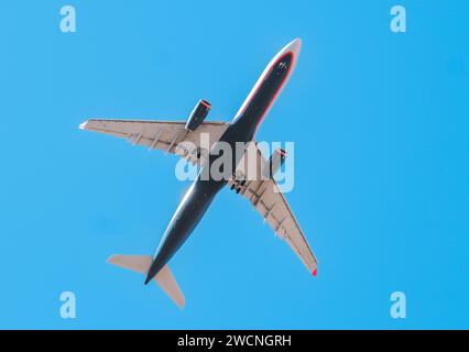 Avion de passagers volant au niveau du vol haut dans le ciel au-dessus ...