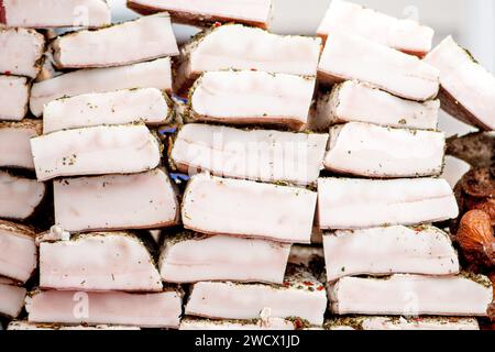 Gros morceaux de saindoux ou de bacon recouverts d'herbes et d'épices ...
