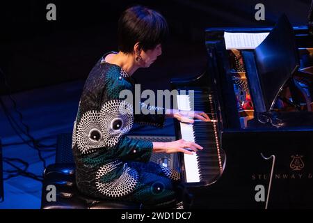 Yuka C. Honda, instrumentiste électronique et pianiste, se produit avec ...