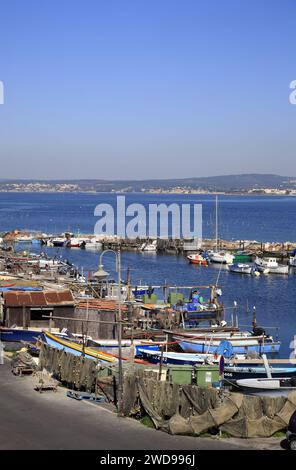 Vue sur l'étang de Thau et le quartier de la Pointe courte, petit port ...