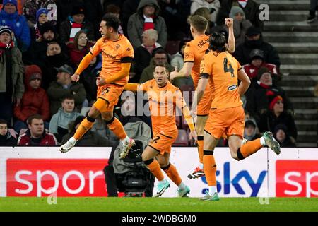 Fabio Carvalho de Hull City (à gauche) marque le premier but de leur ...