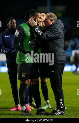 Kasey Palmer, de Coventry City, s'entretient avec Mark Robins à la fin ...