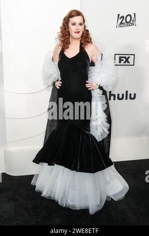Molly Ringwald portant la robe de Rodarte assiste à la première saison ...
