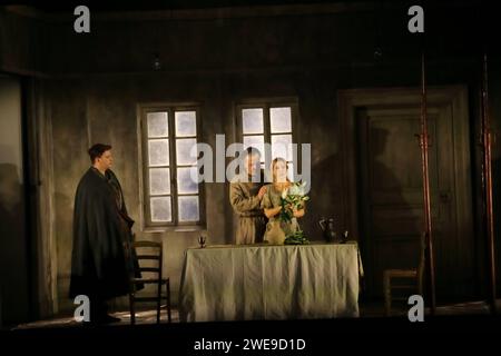 Aryeh Nussbaum Cohen als First Angel, The Boy und Georgia Jarman als ...