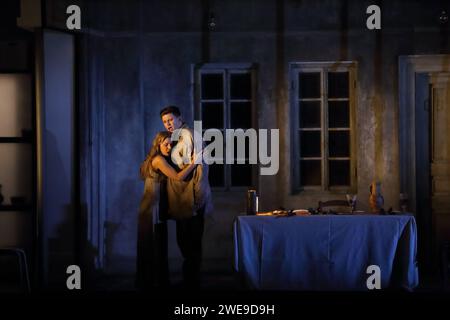 Georgia Jarman als Agnes und Aryeh Nussbaum Cohen als First Angel, The ...