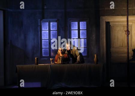 Georgia Jarman als Agnes und Aryeh Nussbaum Cohen als First Angel, The ...