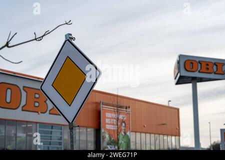 OBI Baumarkt : Logos und Schilder in Fokus 25.01.2024, Limbourg ...