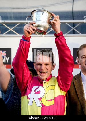 Le Major Will Kellard célèbre avec le trophée après avoir remporté la ...