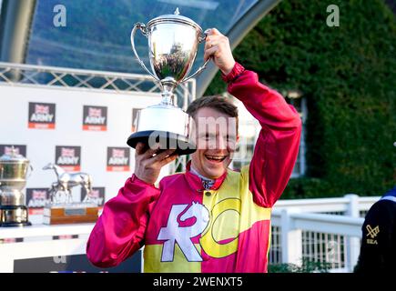 Le Major Will Kellard célèbre avec le trophée après avoir remporté la ...