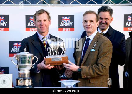 Le major Will Kellard reçoit un trophée du lieutenant-général Charles ...