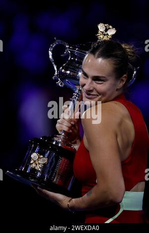 Aryna Sabalenka lève le trophée après avoir remporté la finale contre ...