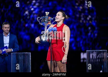 Aryna Sabalenka avec le trophée lors de l'Open d'Australie AO 2024 finale du tournoi de tennis ...
