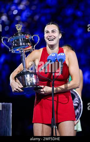 Aryna Sabalenka avec le trophée lors de l'Open d'Australie AO 2024 finale du tournoi de tennis ...