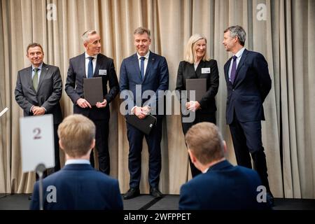 Le Roi Frederik X assiste, avec l'ambassadeur danois en Pologne, Ole ...