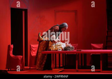 Stefan Jürgens als Tartuffe und Aaron Blanck als Moliere, v.l., sowie ...