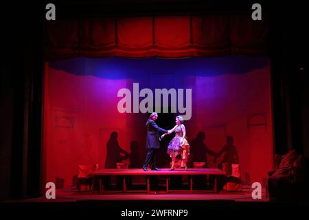 Stefan Jürgens als Tartuffe und Aaron Blanck als Moliere, v.l., sowie ...