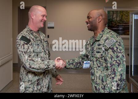 Le capitaine Jeffrey Klinger, Navy Medicine Readiness and Training ...