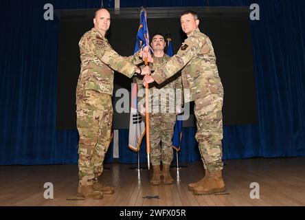 Le colonel Tanner Woolsey, commandant entrant du 607th Air Operations ...
