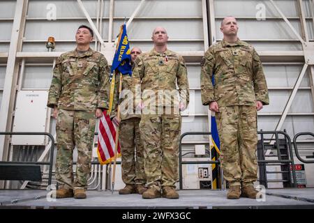 Le colonel Jun Oh, commandant du Groupe des opérations 374th, à gauche ...