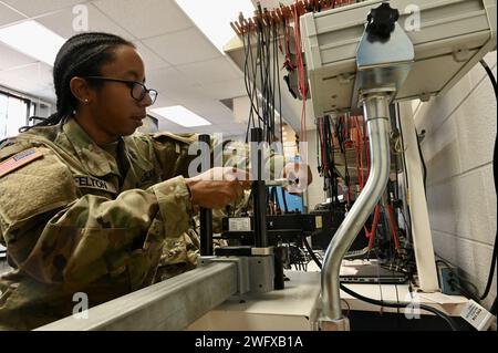 Jasmine Felton, technicienne en électronique et en étalonnage de la ...