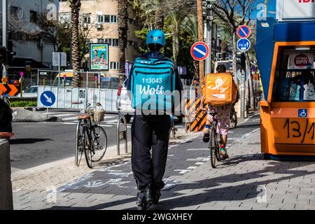 Tel Aviv, Israël – 6 février 2024 personnes se promenant dans les rues ...